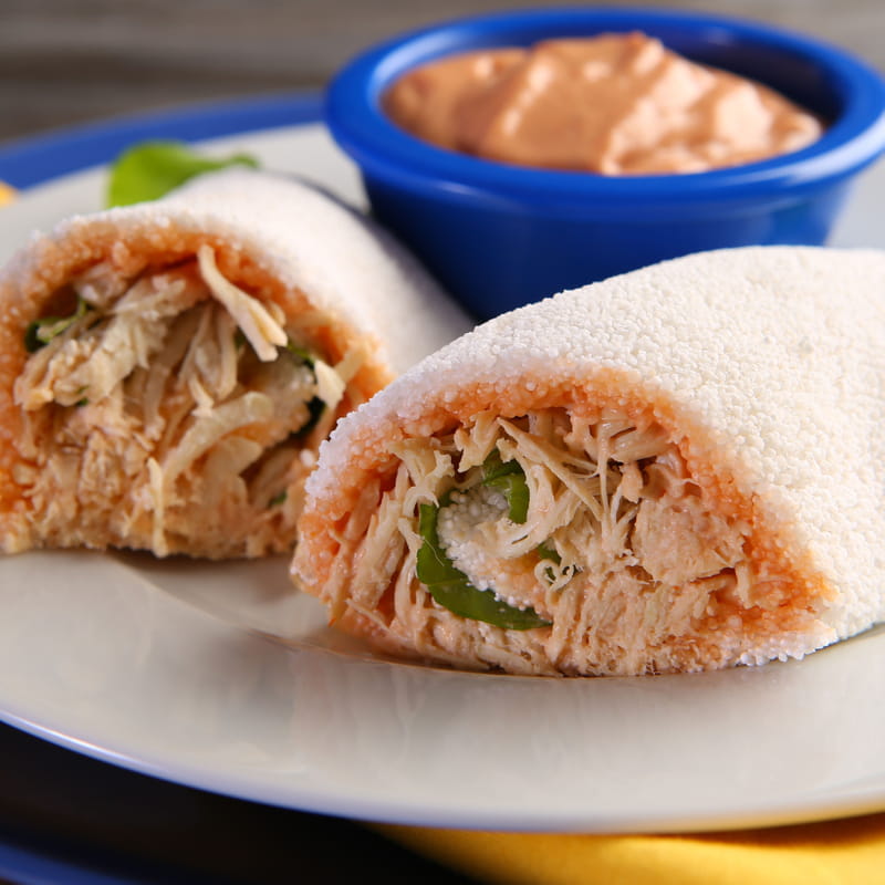 Wrap de tapioca com frango e molho rosé - A revista da mulher